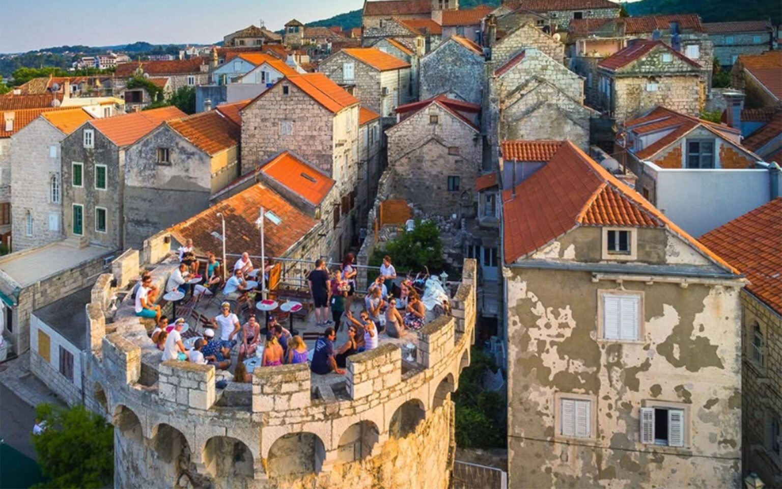 Čarobni koktel bar u kojem pića dolaze putem košarice i konopa!